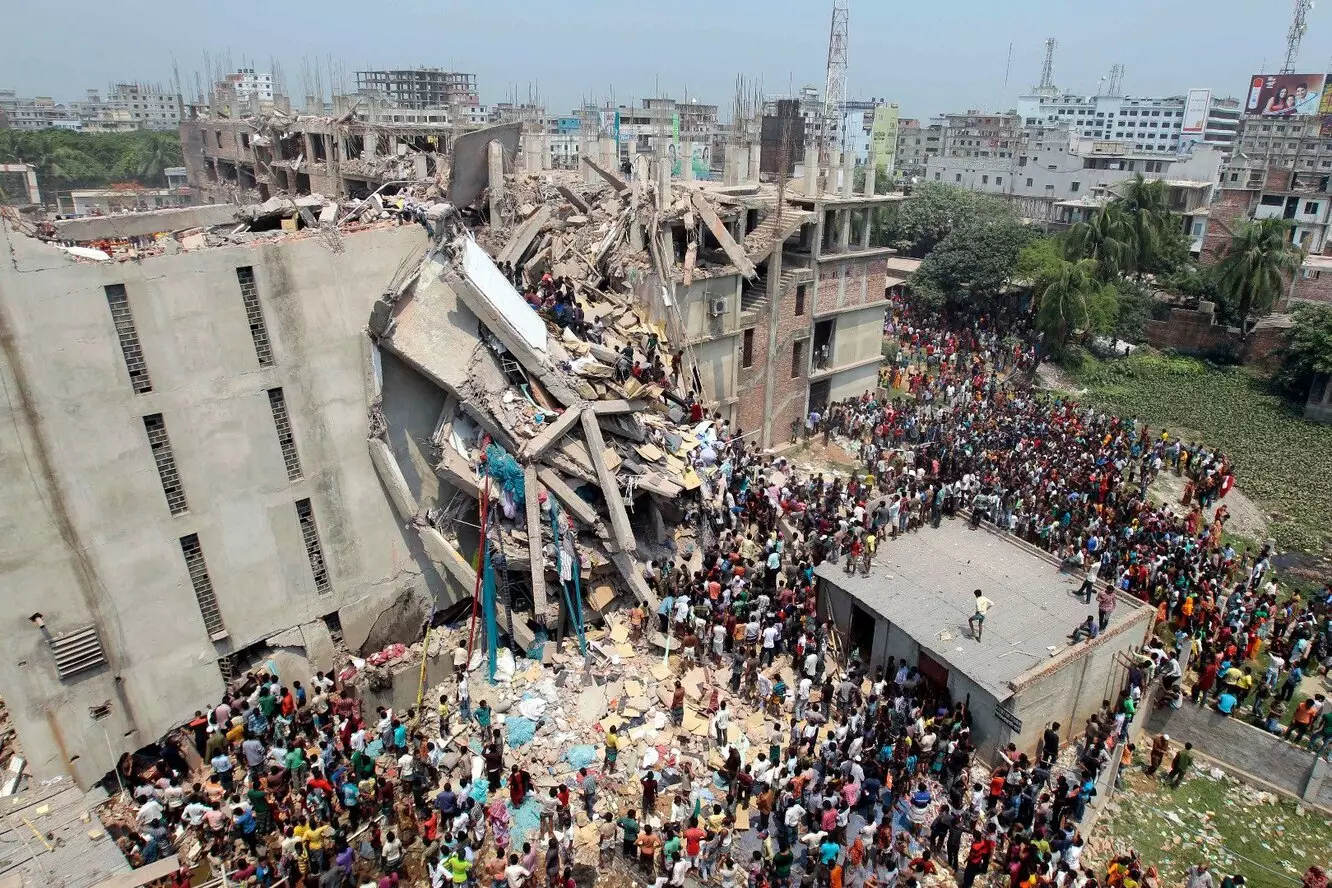 Zgrada se srušila u bangladeškom gradu Savar 24. travnja 2013. Trgovački centar Rana Plaza, u kojem su se također nalazile trgovine s odjećom, srušio se tijekom špice zbog loše sigurnosne konstrukcije. Poginulo je 1127 ljudi, a još 2500 je ranjeno.