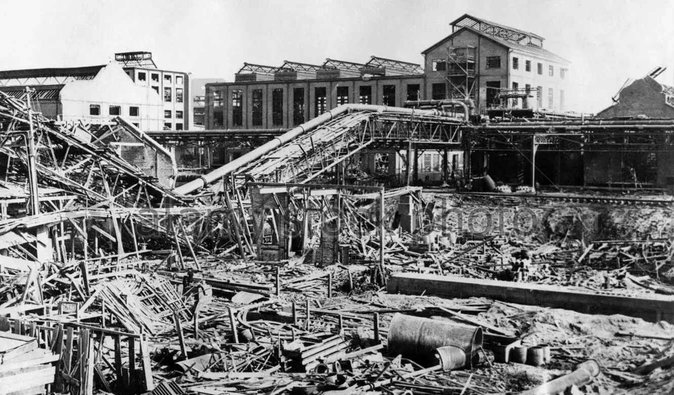 Eksplozija u kemijskoj tvornici u Oppau, Njemačka, 21. rujna 1921. U postrojenju u kojem se dogodila katastrofa mjesec dana ranije već je bila eksplozija koja je usmrtila stotinu ljudi. No ništa nije poduzeto, a sljedeća nesreća odnijela je živote 600 zaposlenika i nasumičnih ljudi, a nekoliko tisuća ih je ozlijeđeno. 12 tona mješavine sulfata i amonijevog nitrata eksplodiralo je snagom od 5 kilotona TNT-a, doslovno izbrisavši grad s lica zemlje.