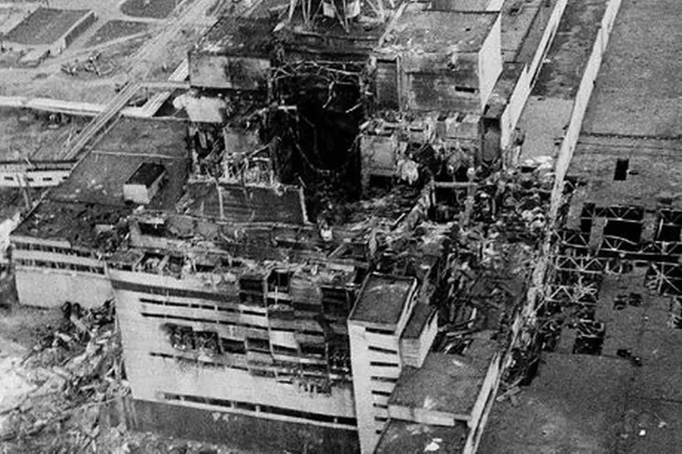 Nesreća u Černobilu, 26. travnja 1986. Najveća nesreća u povijesti nuklearne energije, koja je postala svojevrsni simbol katastrofa izazvanih čovjekom. Eksplozija reaktora u nuklearnoj elektrani Černobil ispustila je radioaktivne tvari u atmosferu, zbog čega je nekoliko naselja bilo prisiljeno evakuirati. Umrla je samo 31 osoba, no stotine i tisuće ljudi su patile od posljedica izloženosti, a ogromna područja na području Ukrajine i Bjelorusije postala su godinama nenastanjiva.