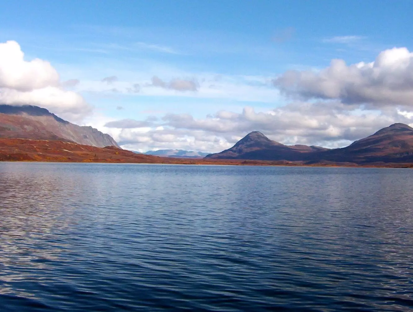 Tá ailléirge d'uisce níos lú fós ná ailléirge don fhuacht. Faoi roinnt coinníollacha, éiríonn craiceann an othair clúdaithe le gríos tar éis dul i dteagmháil le huisce. Ní chuireann sé seo bagairt dhíreach ar an saol, ós rud é nach mbaineann sé ach leis an gcraiceann seachtrach, ach is cúis le go leor míchaoithiúlacht.