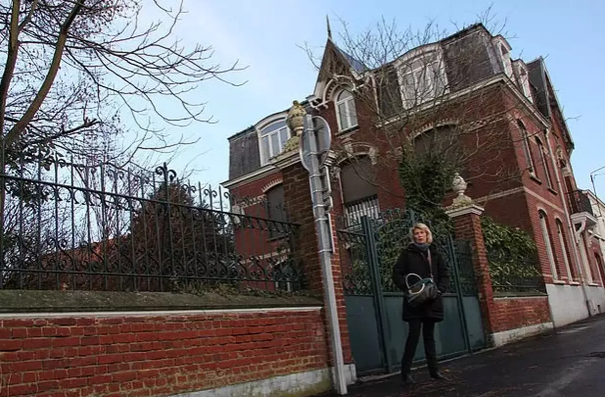 Maud Julien blev fotograferet ved siden af huset, hvor hun tilbragte en smertefuld barndom