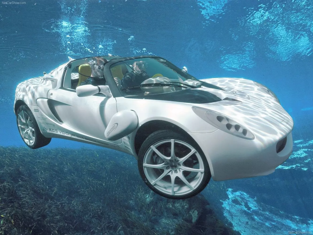 Rinspeed'in sQuba'sı (2 milyon $), aslında bir James Bond olmadan da kendinizi James Bond gibi hissetmenizi sağlayacak. The Spy Who Loved Me'den bir araba olarak stilize edilmiştir ve aslında bir araba, tekne ve denizaltının bir melezidir. Doğru, su altında sadece 3 km / s hıza çıkıyor.