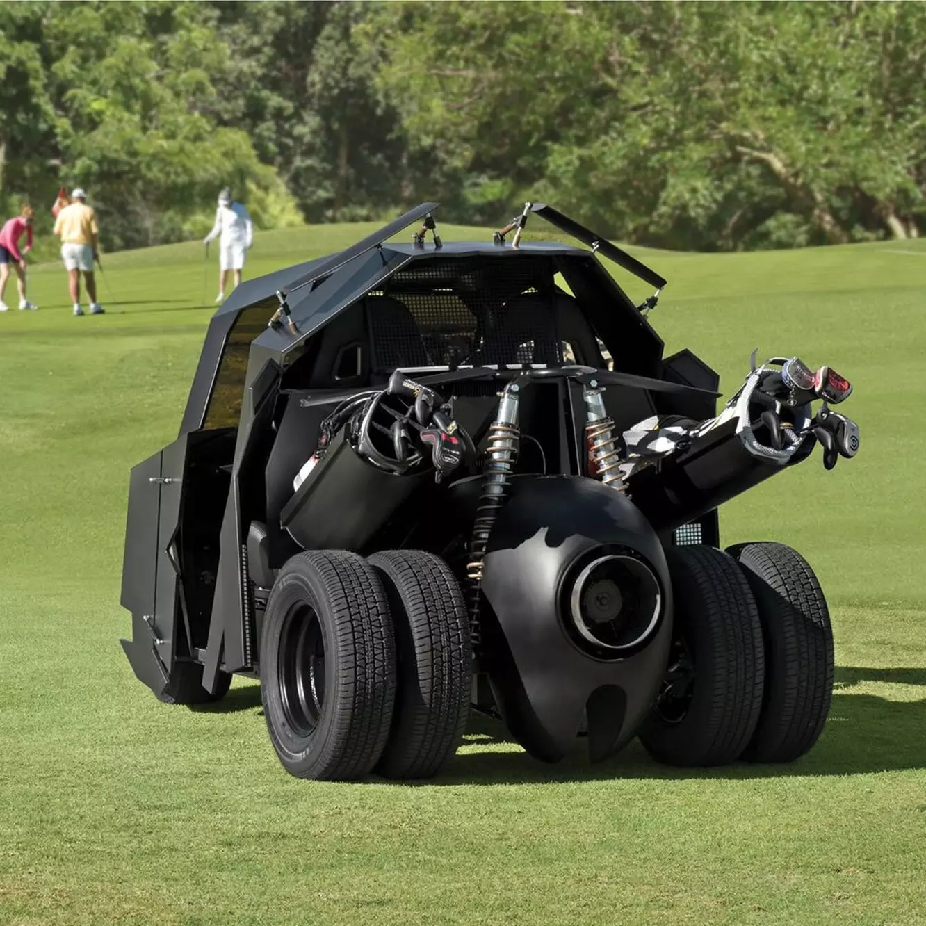 De Batmobile Golf Cart ($ 28.500) waard makke foar Batman-fans dy't in fortún hawwe op it nivo fan Bruce Wayne sels. Nettsjinsteande syn yndrukwekkende uterlik sil dizze golfauto net boppe 60 km / h fersnelle.