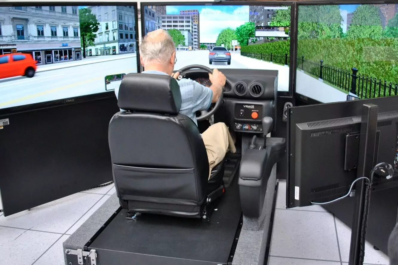 Un simulatore di corse ultra realistico ($ 185.000) costa quanto una vera auto di lusso. Su di esso, anche se lo desideri, puoi allenarti per passare i diritti.