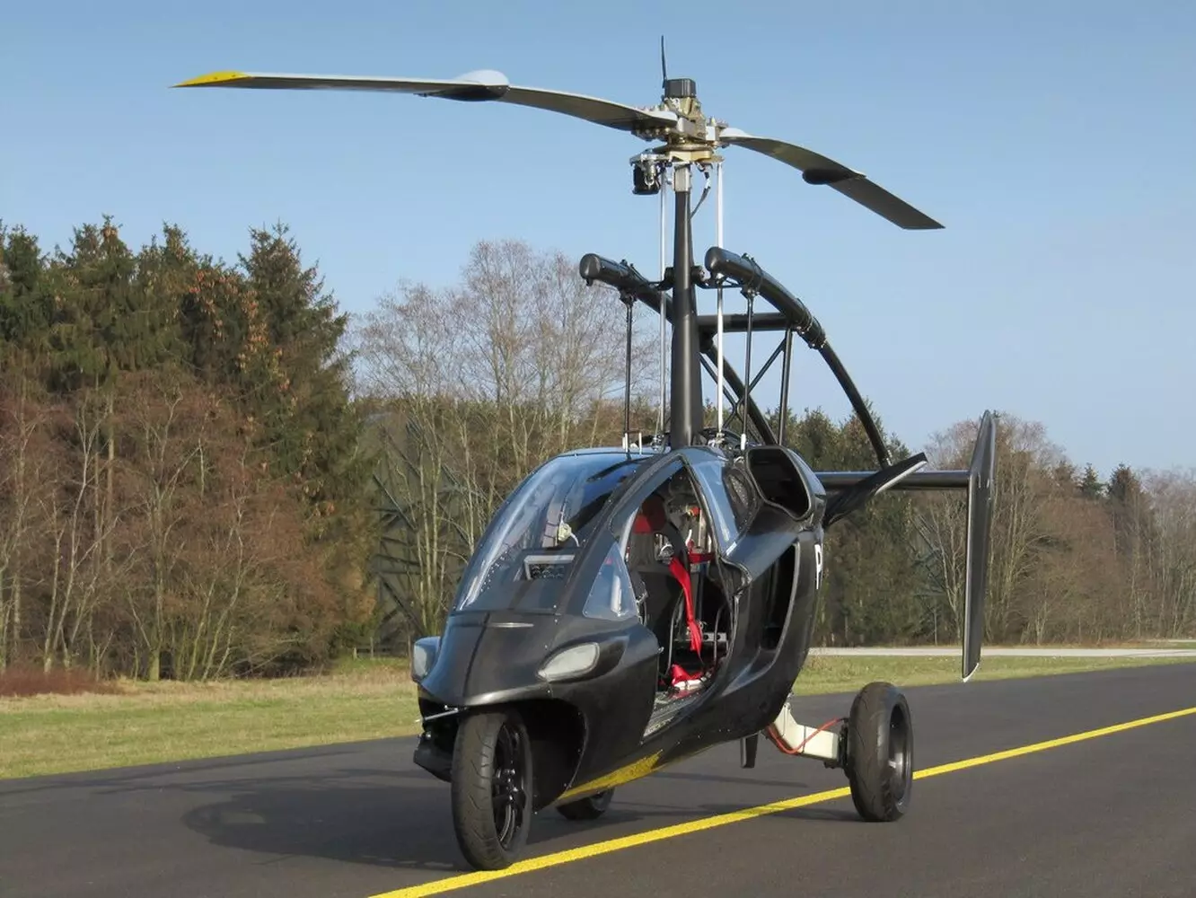 Elicopterul Pal-V (395.000 USD) este un hibrid între un elicopter și o motocicletă, capabil de o mișcare relativ ușoară atât în aer, cât și la sol. Dintre dezavantaje - veți avea nevoie nu doar de un permis de conducere, ci și de un permis de pilot pentru a opera un fel de minune.