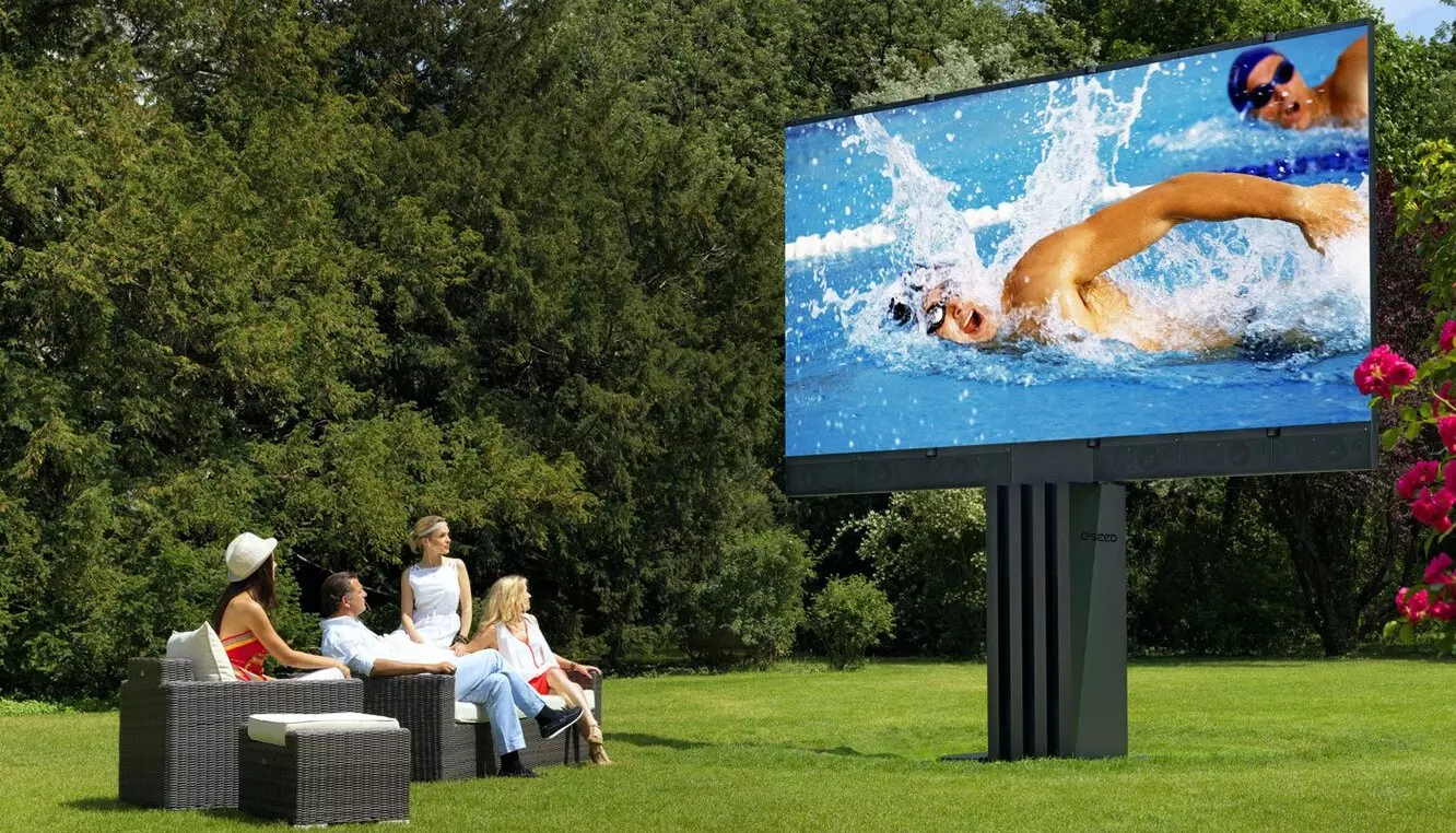 Der C-SEED 201 TV (690.000 US-Dollar) besteht aus sieben LED-Bildschirmen, die sich beim Winken der Fernbedienung des Besitzers entfalten. Wer braucht schon echte Kinos, wenn man den größten Fernseher der Welt hat?