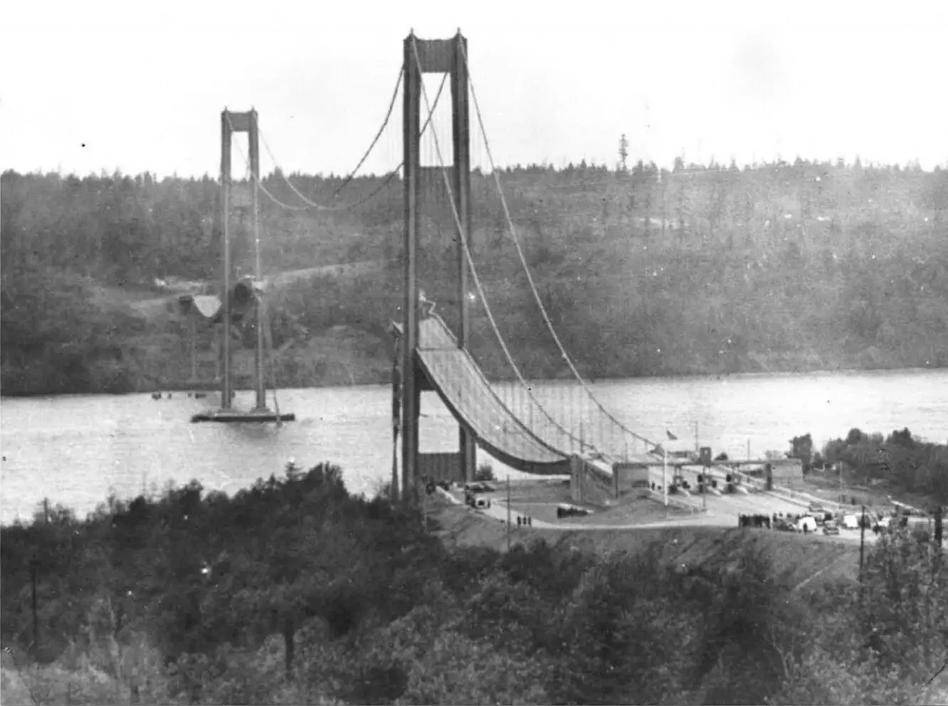 Buundada Tacoma, oo dhererkeedu ku dhow yahay laba kiiloomitir, ayaa laga dhisay Maraykanka, Gobolka Washington July 1, 1940, oo isku xidhaysa xeebaha Tacoma-Narrows Strait. Sababo la xiriira xisaabinta khaldan ee saameynta hawada hawada ee culeyska, wax ka yar hal sano ayaa ka soo wareegtay ka hor inta uusan buundada dumin. Isla markaas, waxaa saarnaa hal darawal oo keliya, kaas oo ku guuleystay inuu ka dego baabuurka oo uu baxsado - laakiin eygiisii ayaa dhintay.