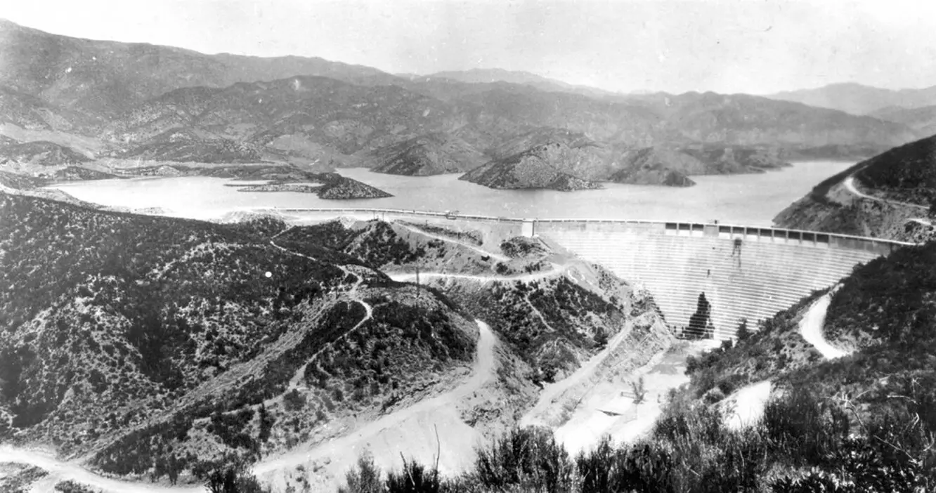 Ewuru St. Francis Dam na California, USA, na 1926 wee daa na March 12, 1928. N'oge na-adịghị anya tupu ọdachi ahụ, a hụrụ mgbawa n'ime ya, mana injinia ndu ghọtara na ha abaghị uru. Mgbe mgbochi mmiri ahụ dara, ijeri lita 45 nke mmiri gbanarị, bibie ọdụ ọkụ eletrik dị nso na idei mmiri ọtụtụ obodo. Ihe dị ka narị mmadụ ise nwụrụ.