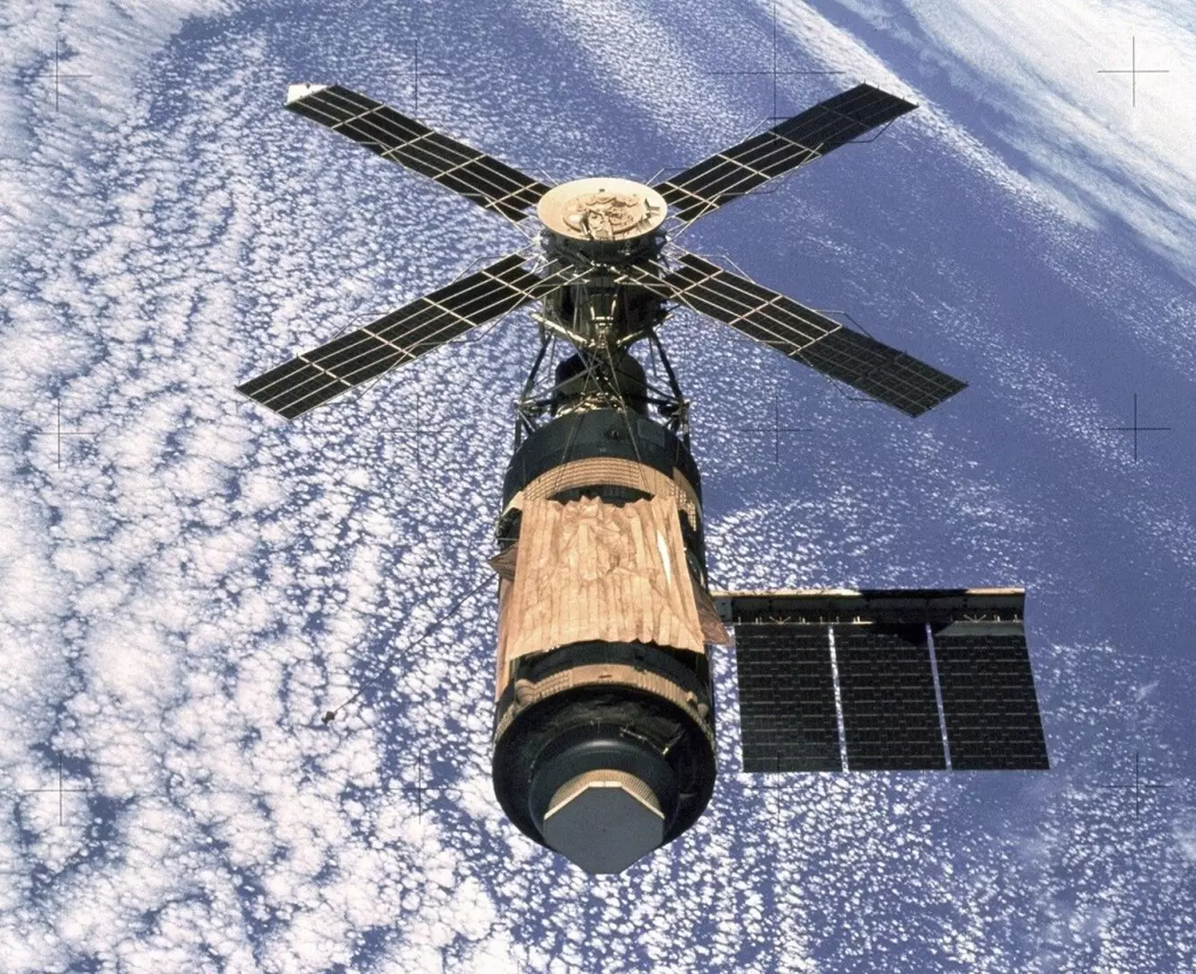 Skylab bụ ọdụ ọdụ orbital nke mbụ na mba America. Amalitere na May 14, 1973, ọ nwere ike ịga njem njem naanị atọ, wee tufuo orbit ya tupu oge eruo ma na 1979 daa na ikuku mbara ala. Ọnụ ya bụ ijeri dollar 3.6.