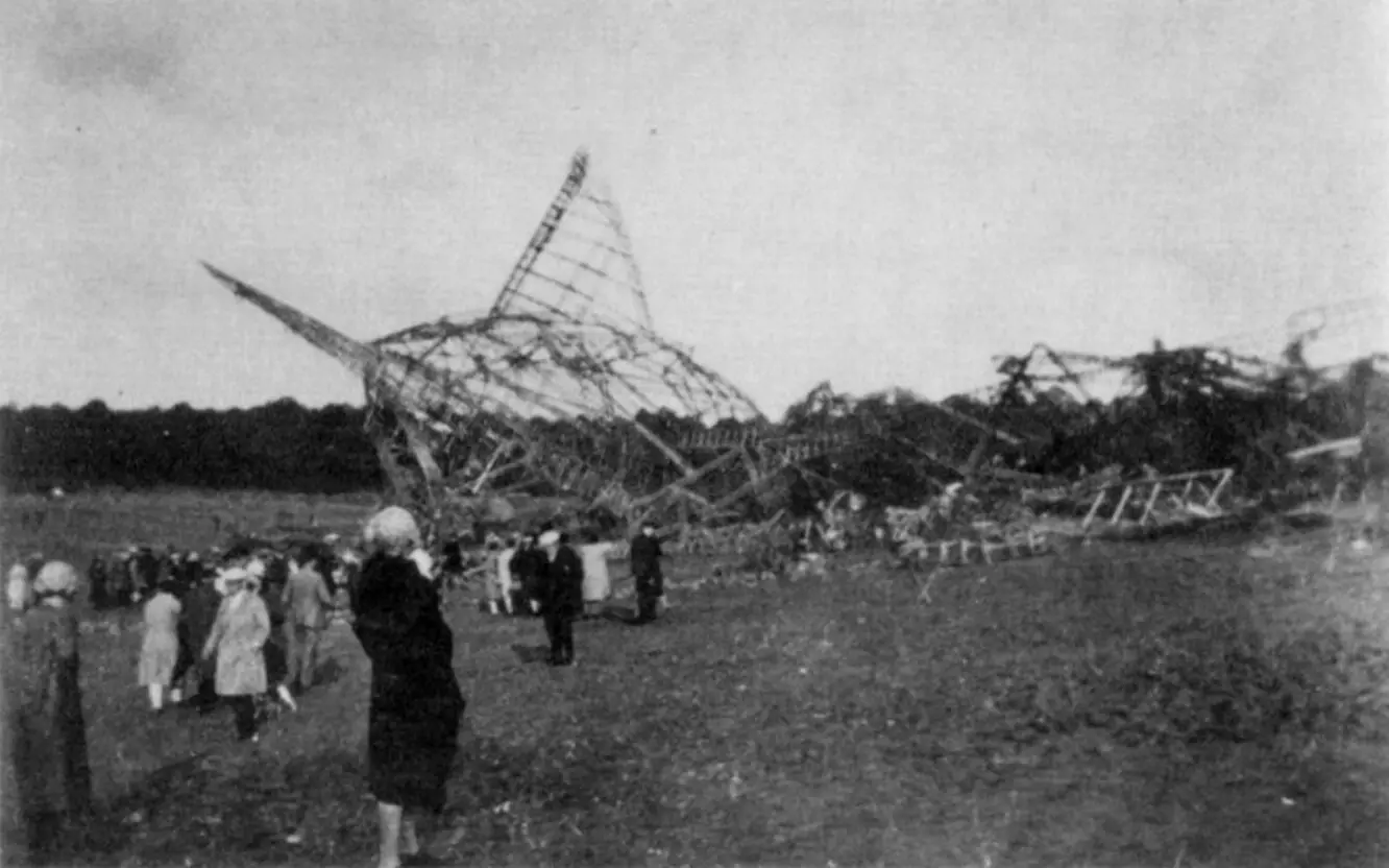 Iyo R101, yakavakwa muna 1929, yaive yakakura kwazvo ndege yeBritish munhoroondo. Gumiguru 5, 1930 yakadonha ichifamba nendege yeintercontinental. Nekuda kwekukanganisa kwekugadzira, ganda reairship harina kukwanisa kumira nemhepo ine simba, magasi egasi akakuvadzwa, uye R101 yakadonha. 48 ye54 vanhu vaive muchikepe vakaurayiwa.