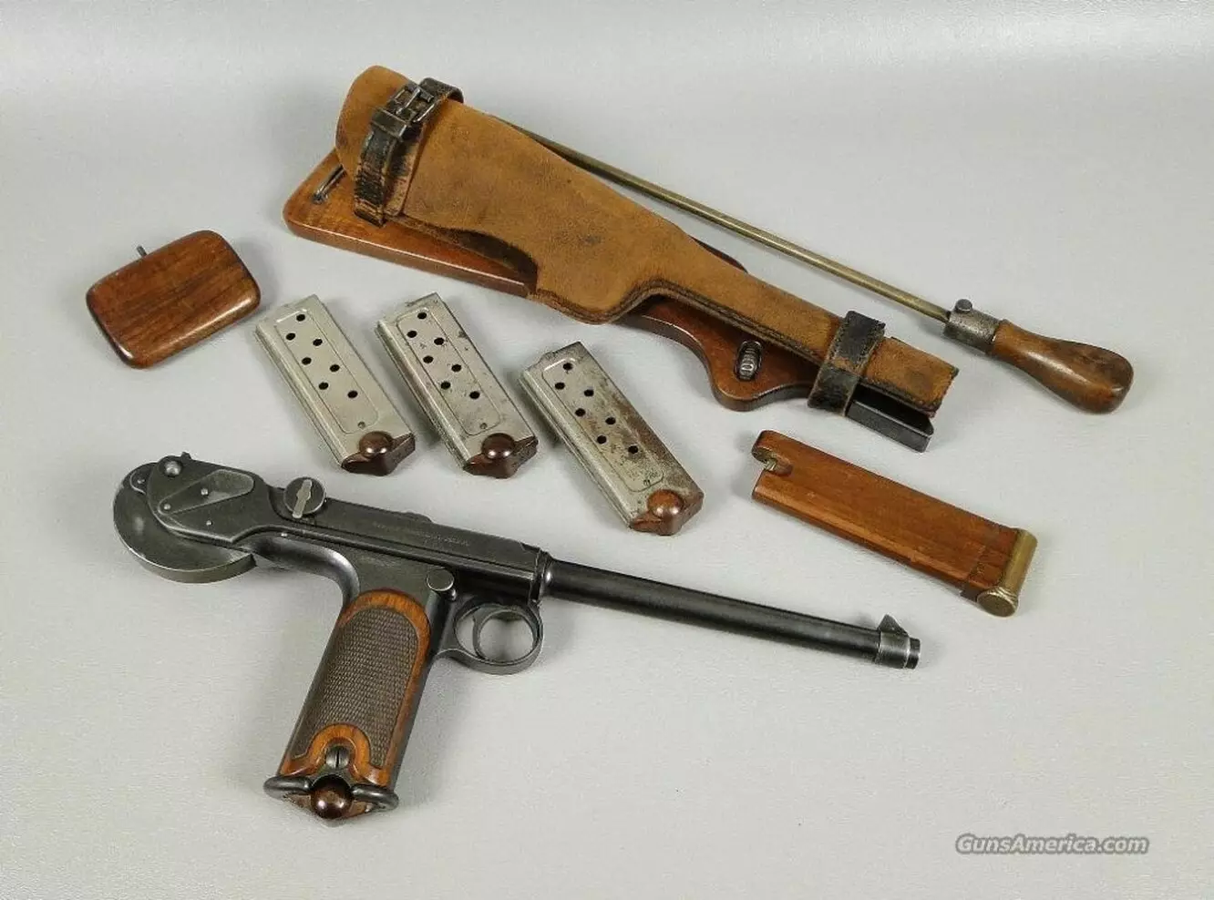 Borckhardt K93 ialah pistol pemuat sendiri pertama di dunia, dibangunkan pada tahun 1893 dan telah digunakan secara besar-besaran. Walaupun bentuknya sangat luar biasa, ia dinilai kerana kebolehpercayaan yang tinggi dan ciri balistik yang sangat baik.