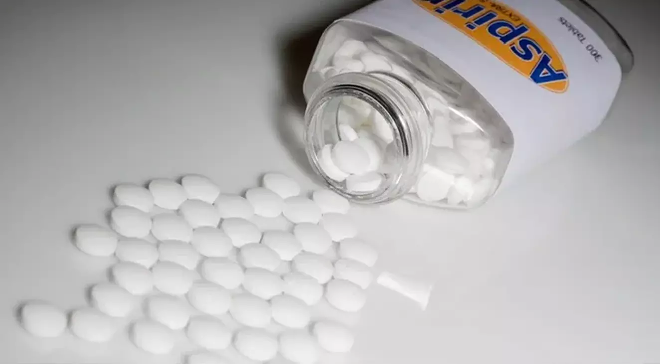 Aspirin, ikagwiritsidwa ntchito mopitilira muyeso, imakhala mankhwala owopsa kwa anthu. Chifukwa chake, pali milandu yambiri ya kuwonongeka kwa chiwindi ndi edema yaubongo. Aspirin sagwirizananso bwino ndi mowa mwa akulu: magalasi ochepa a vodka kuphatikiza mapiritsi amatha kuyambitsa magazi m'mimba.