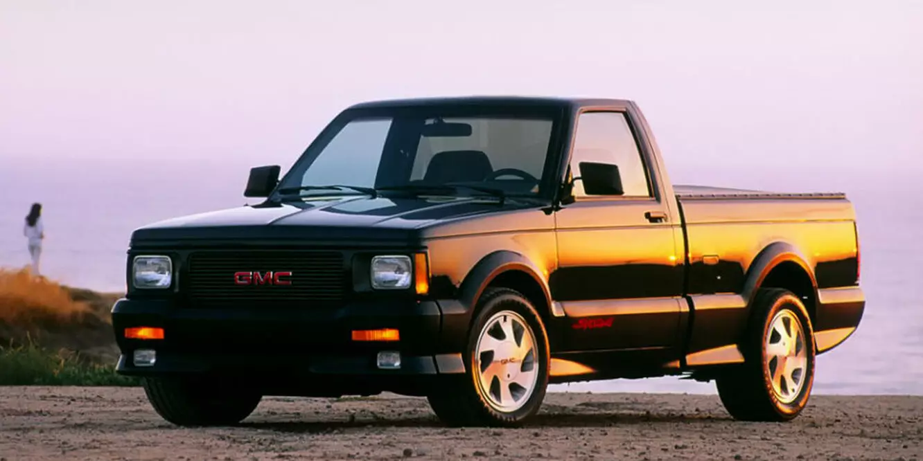 1991 GMC Cyclone. 1991 waren Autos noch nicht mit Sicherheitssystemen und moderner Technik vollgestopft und wogen daher weniger. Daher war der 4,3-Liter-V6-Turbomotor des Syclone so effizient, dass er den Lkw in 4,3 Sekunden von 0 auf 100 beschleunigte.