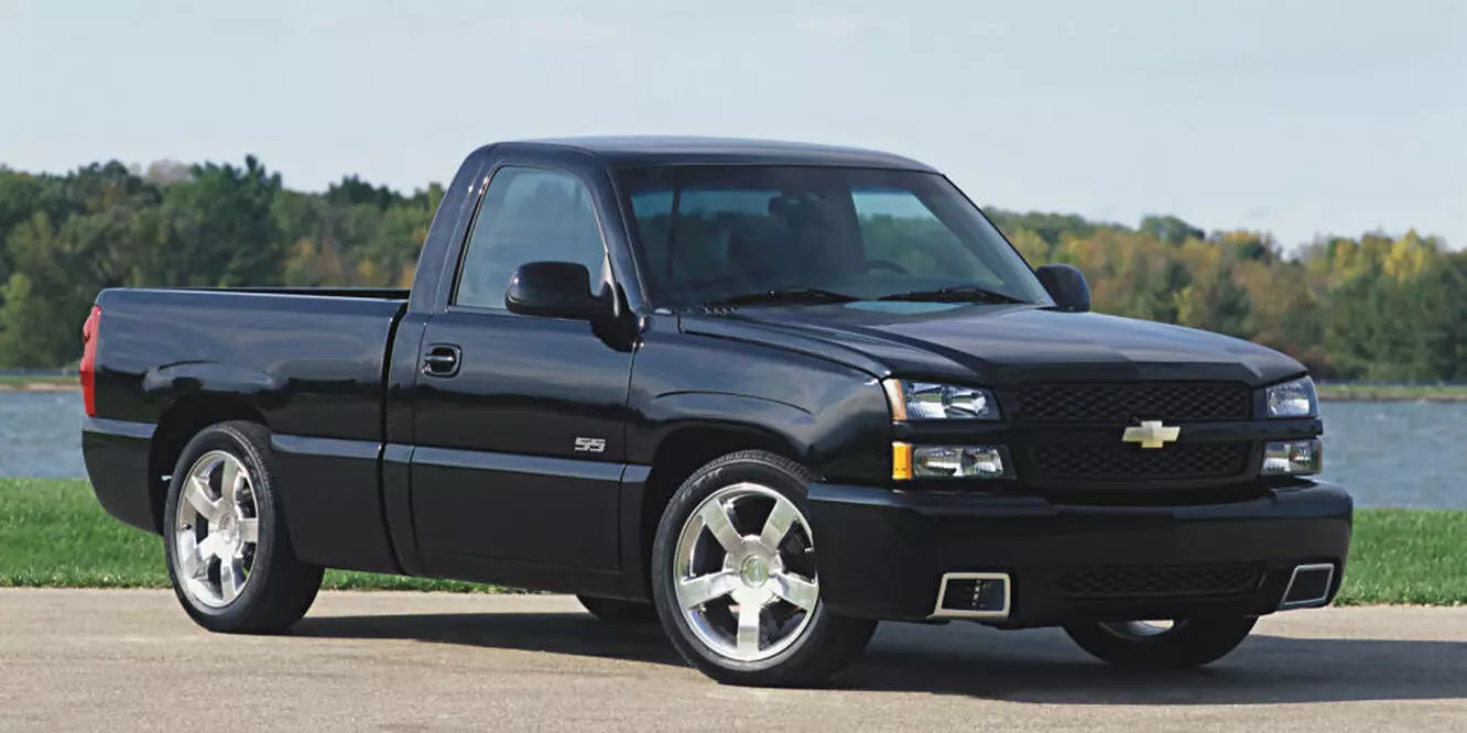 2006 Chevrolet SilveradoSS. Ein weiterer Vertreter des Chevrolet Silverado aus dem Jahr 2006 hinkt dem modernen „Verwandten“ etwas hinterher. Sein Motor leistet 380 PS. und beschleunigt das Auto in 6,6 Sekunden von 0 auf 100.