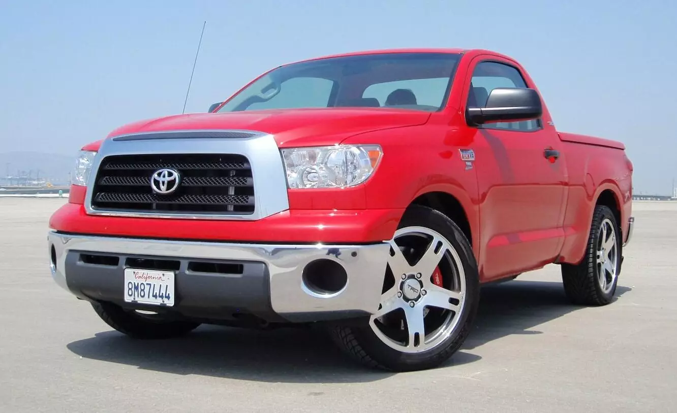 2009 Toyota Tundra TRD Supercharged. Hooska wakiilkan sharafta leh ee Toyota pickups waxa ku jira mishiin 5.7-litir ah oo V8 ah oo leh awood weyn, oo soo saara 381 hp. Natiijo ahaan, dardargelinta 0 ilaa 100 gudaha 4.7 ilbiriqsi.