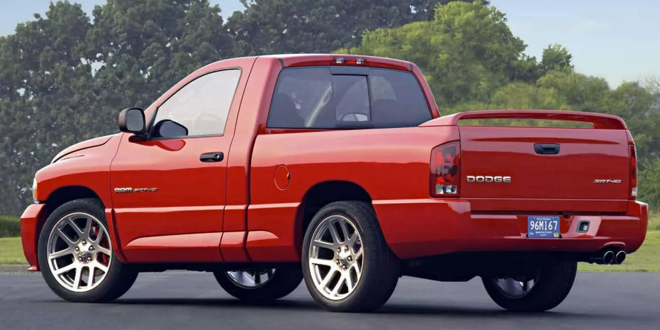 2006 Dodge Ram SRT10. In diesen Pickup wurde der kraftvolle 8,3-Liter-Viper-V10-Motor aus dem berühmten Sportwagen gleichen Namens gestopft. Infolgedessen sprintet der Dodge Ram in 4,9 Sekunden von 0 auf 60, knurrt wie ein Tier und brennt Reifen.