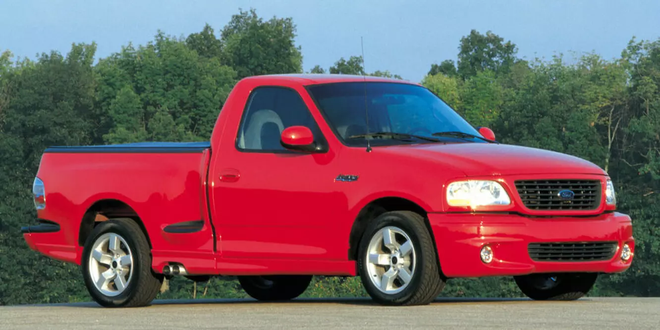 2001 Ford F-150 SVT Zeklè. Ford-F seri pickup yo gen lontan yo te youn nan kamyon yo ki pi popilè nan mond lan. Ford F-150 SVT Lightning ekipe ak yon motè V8 ak yon suralimantasyon ki pwodui 380 hp. Li akselere soti nan 0 a 100 nan 5.2 segonn.