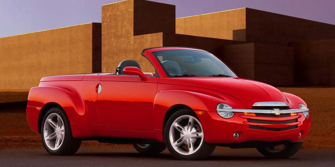 2005 Chevrolet SSR. Muran badan ayaa ka dhashay qaabka gaarigan, balse lama diidi karo awoodda iyo xawaaraha. SSR waxay ku qalabaysan tahay 5.3-litir V8 engine soo saara 300 hp, xawaarihiisa 0 ilaa 100 gudaha 5.4 ilbiriqsi.