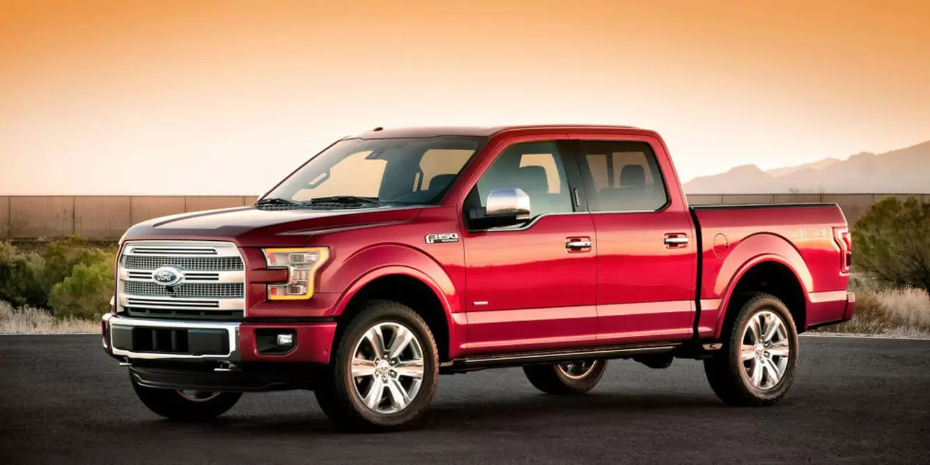 2015 Ford F150 Eco Boost. Se kò a nan kamyon pickup sa a te fè antyèman nan aliminyòm, ki fè li trè lejè. Motè EcoBoost V6 3.5 lit la akselere kamyon an soti nan 0 a 100 nan 5.6 segonn.