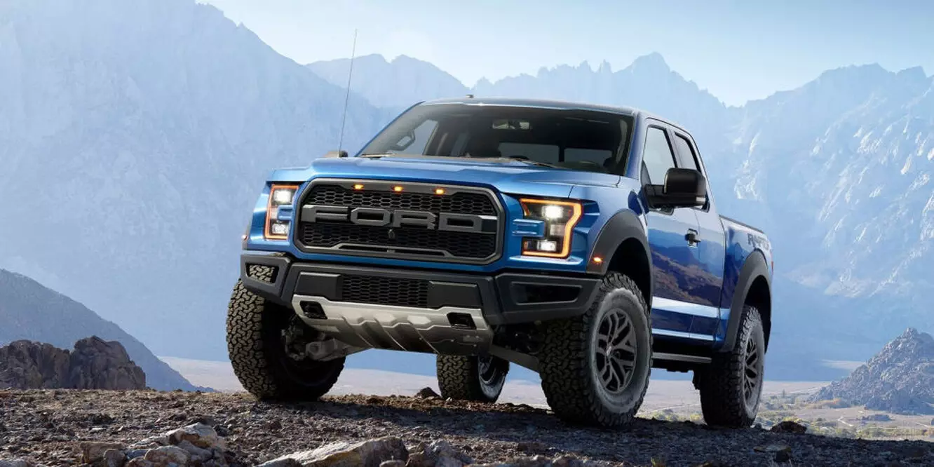 2017 Ford F-150 Raubvogel. Dieses Modell ist noch nicht auf den Markt gekommen, aber die Ford-Ingenieure versprechen, dass es ziemlich schnell sein wird. Der 2017er Ford F-150 Raptor soll in 6,1 Sekunden von 0 auf 60 sprinten.