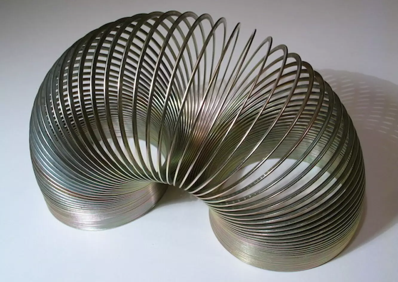 Slinky. A híres játékrugó is a második világháború „melléktermékeként” keletkezett. Ugyanebben 1943-ban Richard James amerikai mérnök egy olyan eszközön dolgozott, amely kompenzálta a hajók műszereinek gurulását és rezgését zord tengeren. Miután felfedezte, hogy az egyik rugó tovább mozog, miután a földet érte, egy játékötlet támadt.