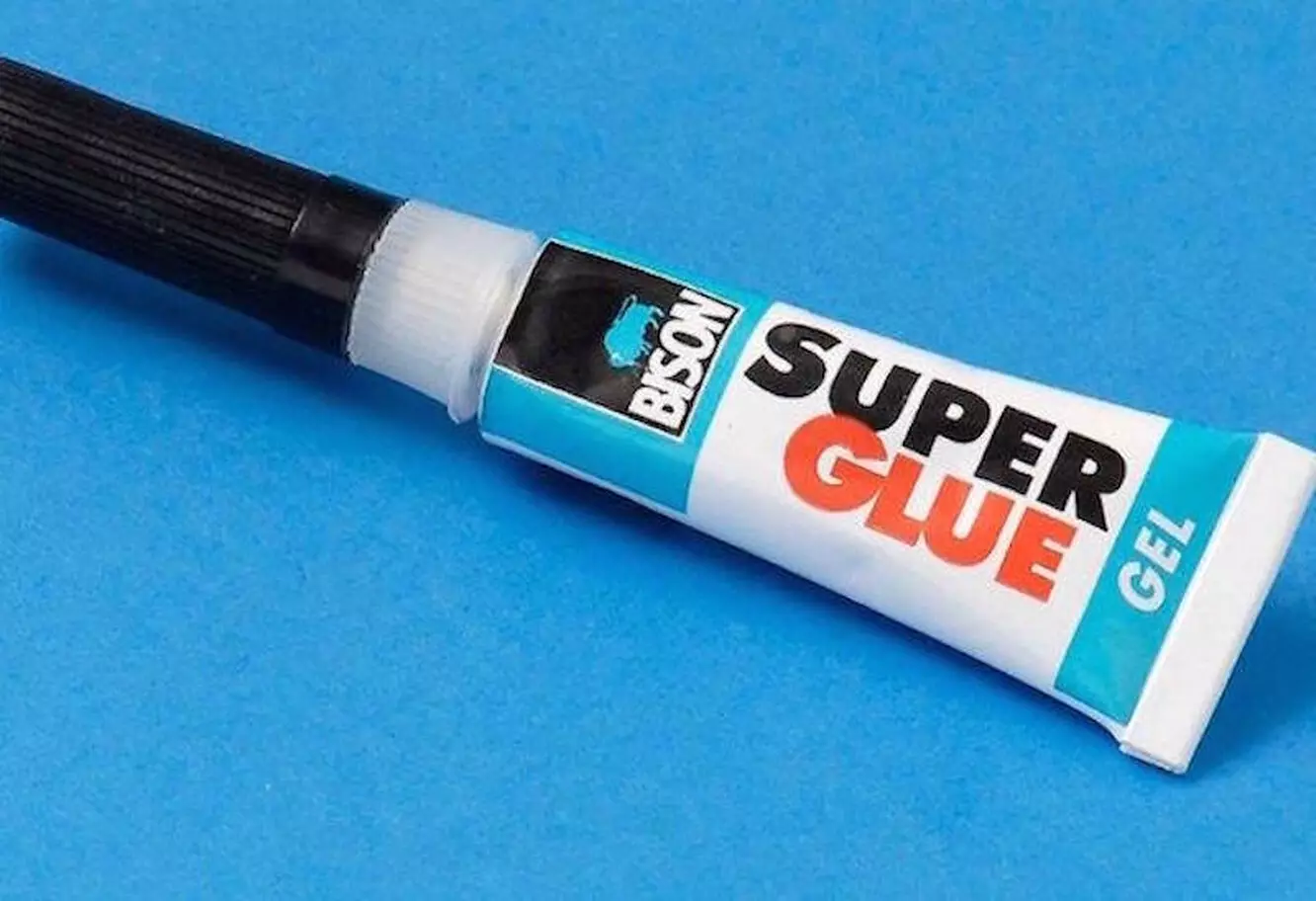 ກາວ Super. ມັນເຊື່ອວ່າ superglue ໄດ້ຖືກປະດິດສ້າງໂດຍສະເພາະສໍາລັບການຕິດບາດແຜໃນສົງຄາມ, ແຕ່ນີ້ບໍ່ແມ່ນຄວາມຈິງທັງຫມົດ. ມັນໄດ້ຖືກໄດ້ຮັບຄັ້ງທໍາອິດໂດຍນັກເຄມີອາເມລິກາ Harry Coover ໃນປີ 1942, ໃນເວລາທີ່ລາວກໍາລັງພະຍາຍາມສ້າງພາດສະຕິກໂປ່ງໃສສໍາລັບການເບິ່ງເຫັນ optical. ໃນເວລານັ້ນ, Coover ບໍ່ໄດ້ເອົາໃຈໃສ່ກັບການຄົ້ນພົບຂອງລາວ, ແຕ່ສິບປີຕໍ່ມາລາວໄດ້ກັບຄືນໄປຫາມັນອີກເທື່ອຫນຶ່ງ.