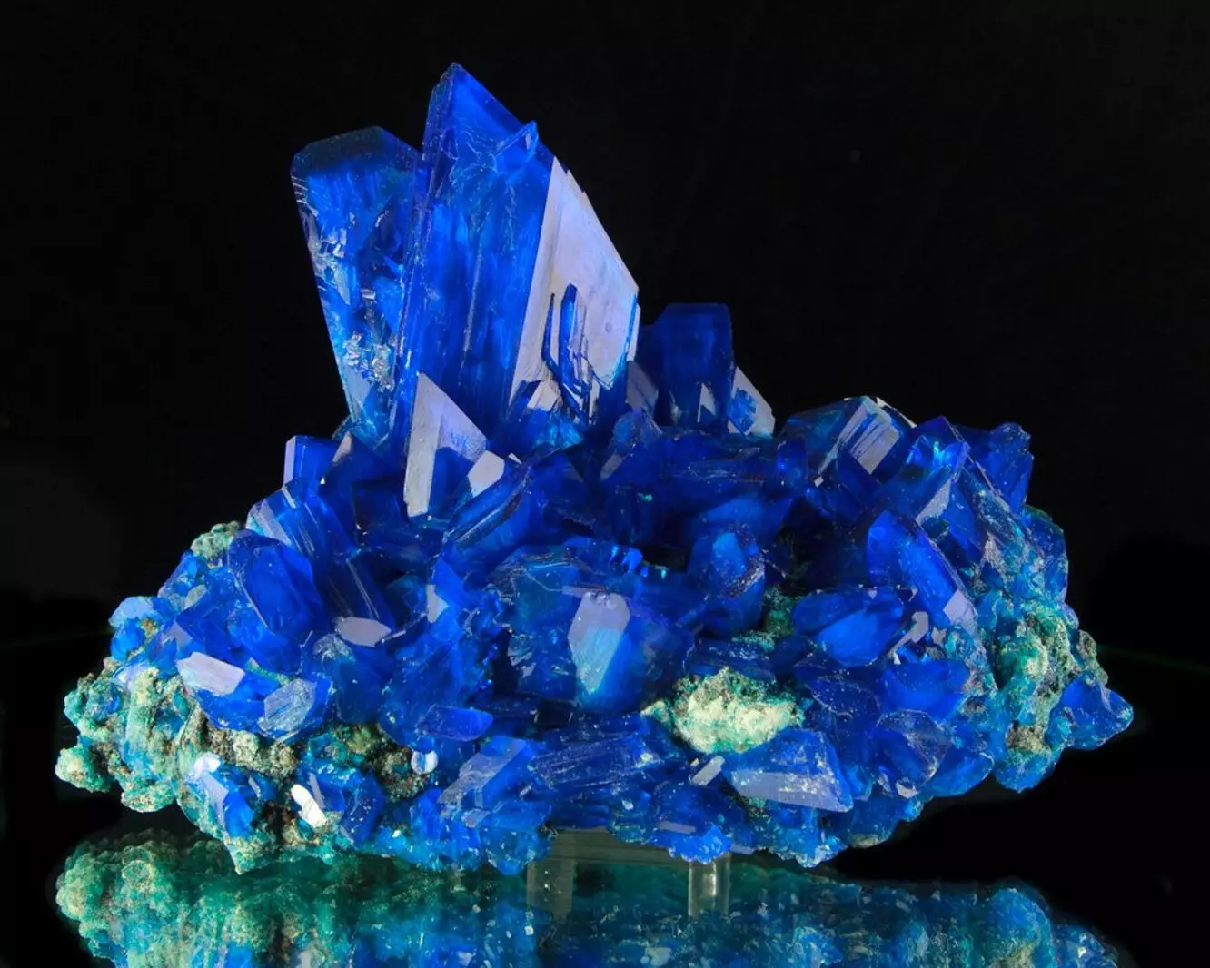 Chalcanthite, kana cyanosite, iine brittle mineral, copper sulfate, inonyungudika nyore mumvura. Hazvina ngozi kudarika yakagadzirwa blue vitriol (iyo yakafanana yemhangura sulfate), asi netsaona kushandiswa kwemukati kana kuratidzwa kwenguva refu paganda kunogona kutungamirira kune chepfu uye rufu.