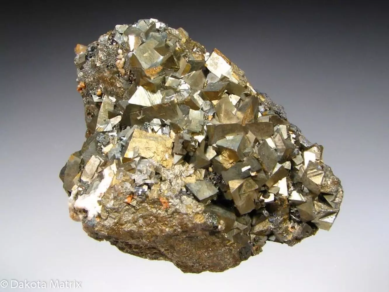 အာဆင်းနိုပရိုက် (Arsenic Pyrite) ဟုလည်းသိကြသော Arsenopyrite သည် စူးစမ်းရှာဖွေသူများသည် တစ်ခါတစ်ရံ ရွှေနှင့်ရောနှောသော သတ္တုတစ်မျိုးဖြစ်ပြီး ၎င်းတို့အတွက် ကောင်းမွန်စွာမပြီးဆုံးနိုင်ပေ။ Arsenopyrite သည် အဓိကအားဖြင့် အာဆင်းနစ်ဖြင့် ဖွဲ့စည်းထားသောကြောင့် ၎င်းနှင့် ကြာရှည်စွာ တိုက်ရိုက်ထိတွေ့ပါက အဆိပ်သင့်ခြင်းနှင့် သေဆုံးစေနိုင်သည်။