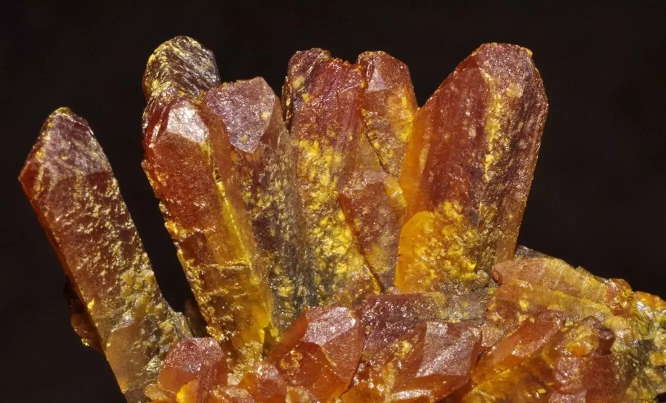 Orpiment - すべての結果を伴う硫化ヒ素。見事な色にもかかわらず、鉱物は非常に有毒であり、抽出するにはかなりのスキルが必要です.