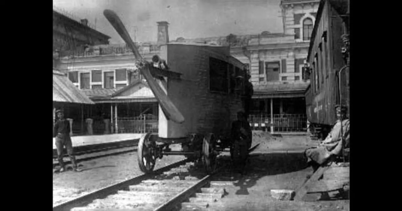 Valerian Abakovsky ແລະ aeromoto wagon. Abakovsky (1895-1921) ອອກແບບລົດໄຟມໍເຕີດ້ວຍ propeller ເຮືອບິນ - ເປັນຍານພາຫະນະທີ່ໂດດເດັ່ນແລະໄວຫຼາຍ. ໃນປີ 1921, ລົດເກັງ aeromoto ໄດ້ຖືກທົດສອບຢ່າງສໍາເລັດຜົນໃນພາກສ່ວນທາງລົດໄຟ Moscow-Tula, ແຕ່ derailed ແລະ crashed ໃນທາງກັບກັນ.