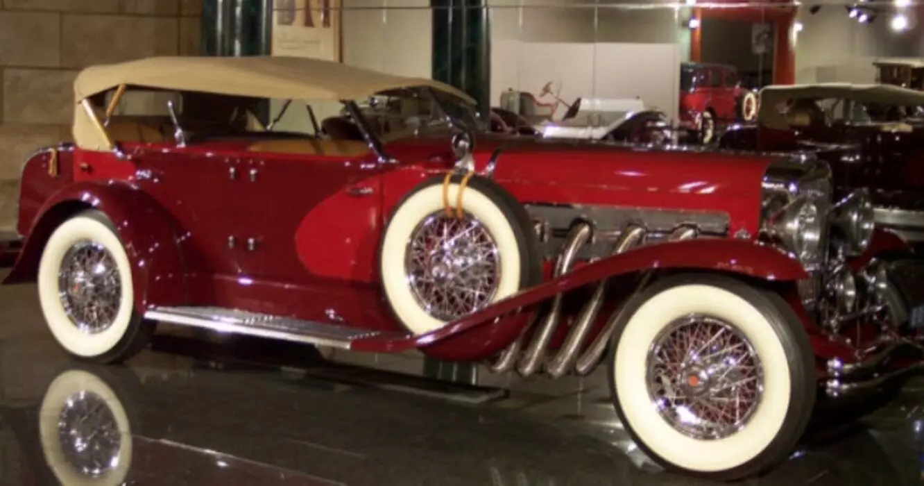 Frederick Duesenberg ແລະລົດ Marvel. Frederick Duesenberg (1876-1932), ນັກອອກແບບຊາວອາເມຣິກັນ, ພ້ອມດ້ວຍນ້ອງຊາຍຂອງລາວ August, ຊ່ຽວຊານຄັ້ງທໍາອິດໃນລົດທໍາມະດາ, ຫຼັງຈາກນັ້ນໃນລົດແຂ່ງລົດ. ບັ້ງໄຟດອກຂອງເຂົາເຈົ້າໄດ້ຮັບຄວາມນິຍົມສູງແລະມີຄຸນນະພາບສູງ. ເຖິງວ່າຈະມີສິ່ງນີ້, Frederick ໄດ້ crashed ລົດຂອງຕົນເອງໃນປີ 1932 ແລະເສຍຊີວິດຢູ່ໃນໂຮງຫມໍ.