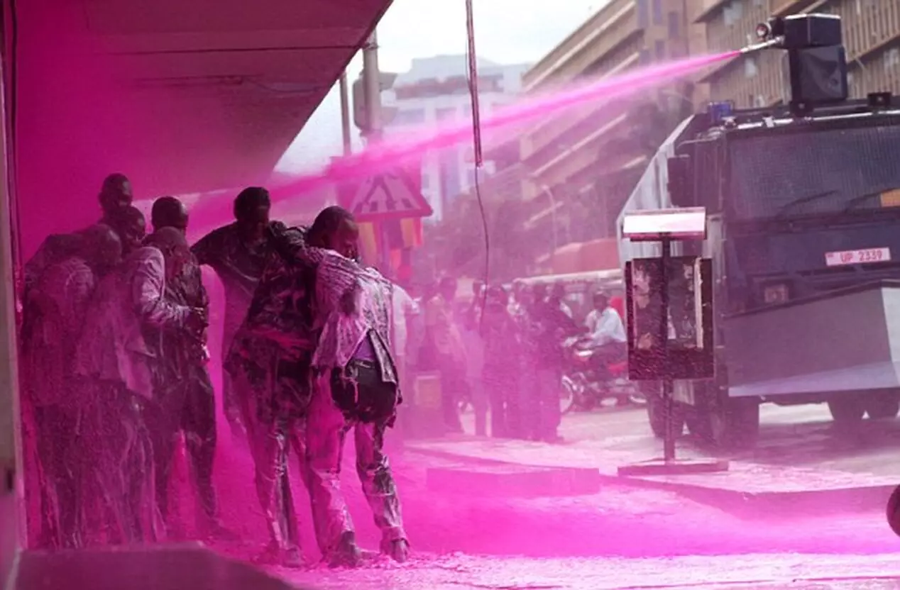 Ang mga water cannon ay ginagamit upang sugpuin ang mga tao sa buong mundo. Ang teknolohiya ay umunlad sa nakalipas na mga dekada, at ngayon ang mga hose ay madalas na konektado sa mga pinagmumulan ng hindi mabubura na pintura upang markahan ang mga nagpoprotesta para sa karagdagang pag-aresto. Ito ay ginamit kamakailan sa India, na may mga hinala na ang pintura ay naglalaman ng mga nakakalason na sangkap.