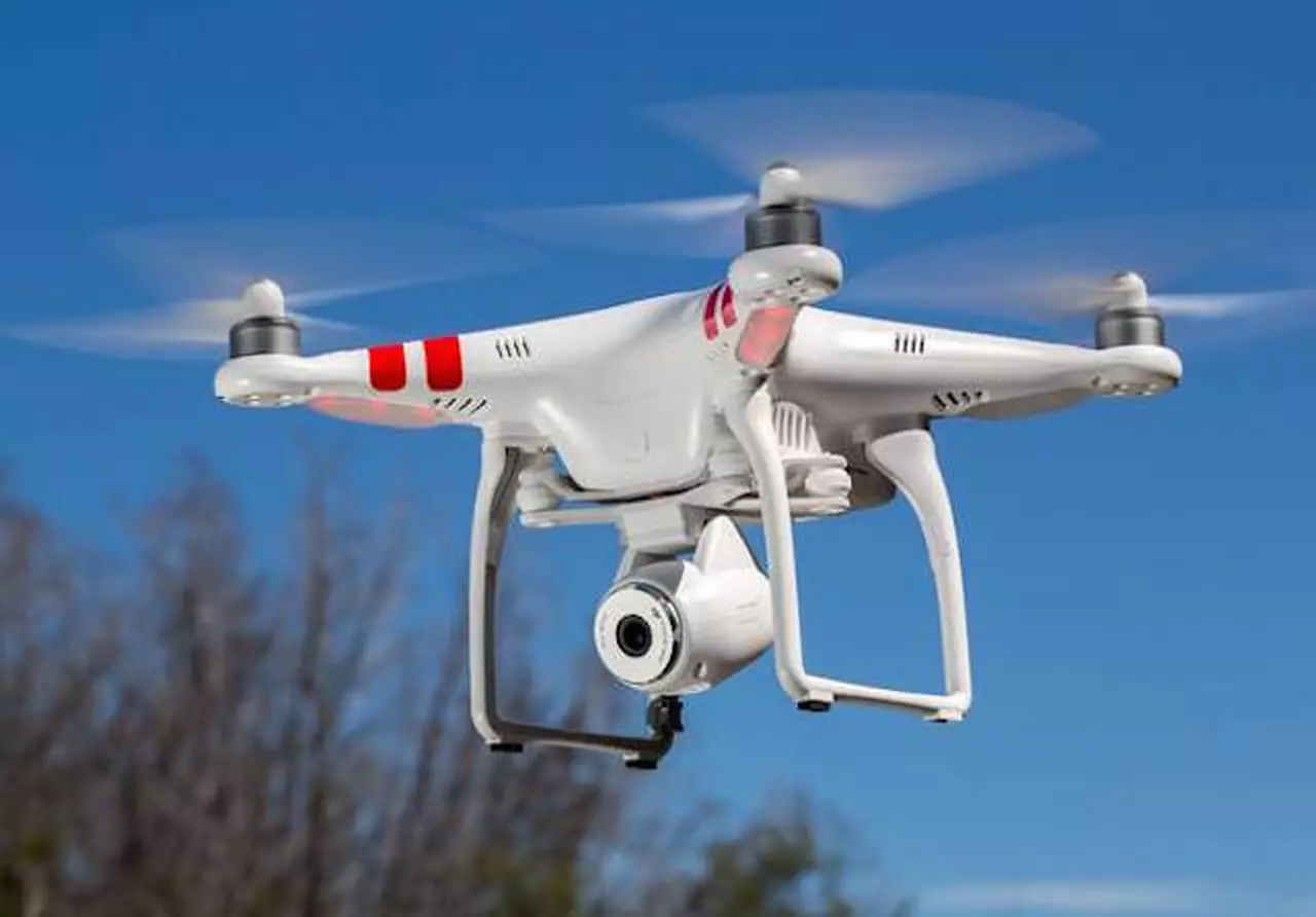 Drones tsopano ali pachimake cha kutchuka kwawo, amagwiritsidwa ntchito ndi mabungwe amalonda ndi a boma, ndipo, ndithudi, anthu wamba. Drones amabweretsa zabwino zambiri, koma amatha kuwononga zinsinsi kuposa chida china chilichonse. Phokoso limene amapanga silimalipiridwa ndi makamera amphamvu amene amawombera chilichonse patali kwambiri.