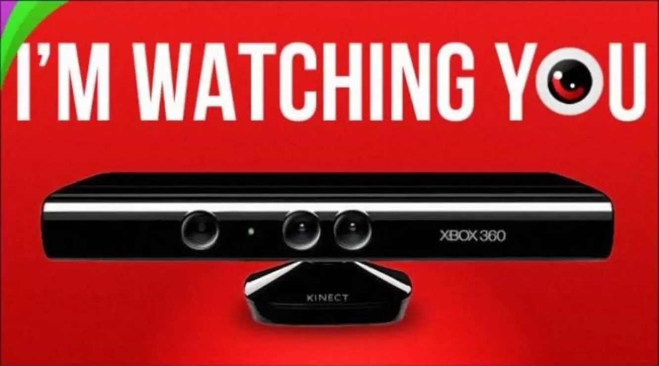 „Kinect“ yra „Microsoft“ įrenginys, tiekiamas su naujausia „Xbox One“ konsole, o konkurentas „Sony“ turi panašų PS4 įrenginį, pavadintą „PlayStation Camera“. Esmė ta, kad kamera su mikrofonu seka vartotojo judesius ir jo balso komandas, kurios naudojamos daugelyje žaidimų. Be to, ji gali jį šnipinėti visą parą. Abi įmonės, žinoma, atmeta šią galimybę.