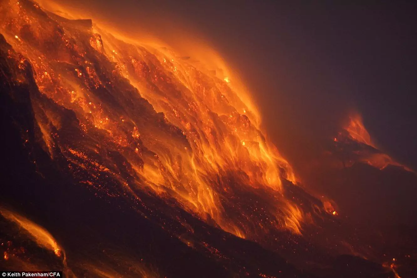 Burning Mountain nær den lille australske by Wingen er ikke imponerende i størrelse - kun 653 meter i højden. Men indtil 1830 blev den betragtet som den eneste aktive vulkan i Australien! Indtil det viste sig, at der stadig brændte kul i det - dog allerede i 6 tusind år, der brændte ud med omkring 1 meter om året.