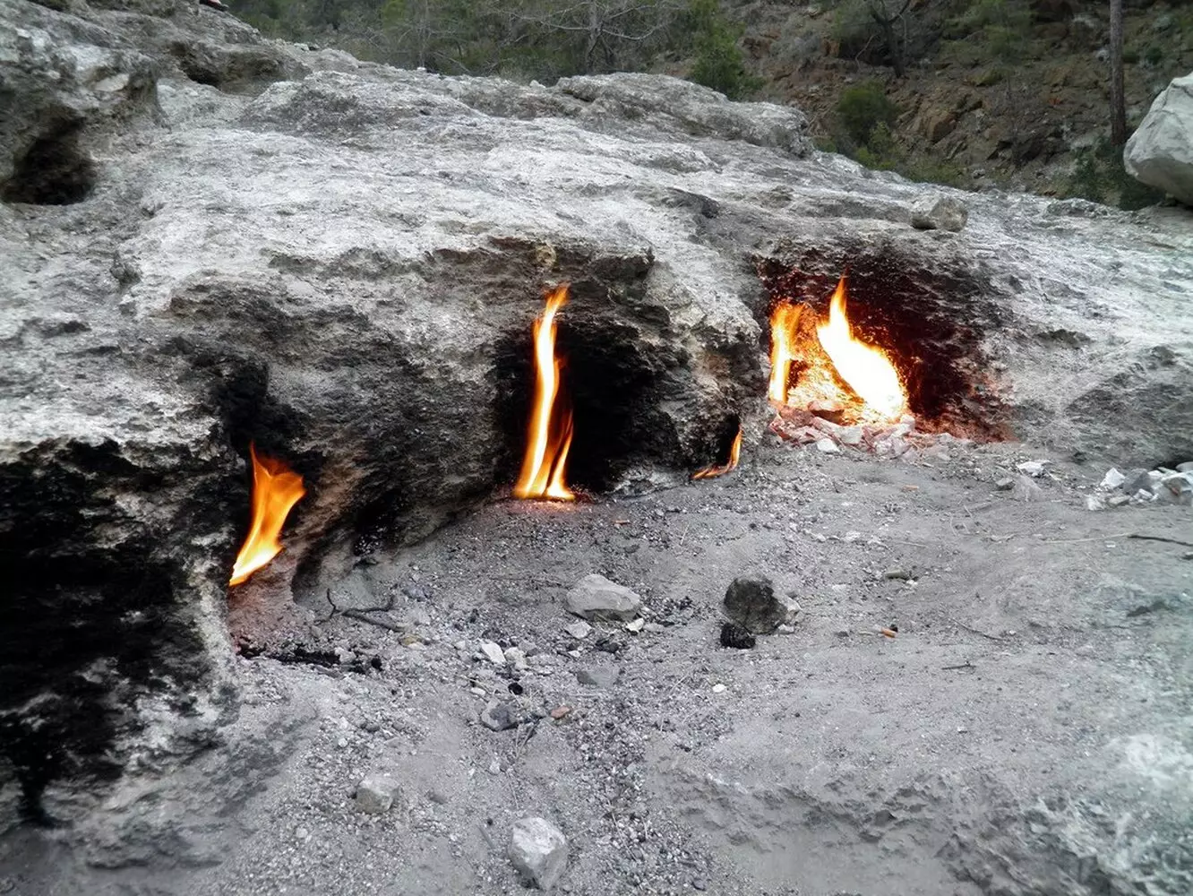 Mlima Chimera nchini Uturuki, almaarufu Yanartash, umekuwa ukiwaka tangu wakati ambapo jimbo la kale la Lycia lilikuwa mahali hapo - karibu miaka elfu moja kabla ya Kristo. Moto wa Chimera unaendeshwa na methane, na katika nyakati za zamani ulikuwa wa juu sana na mkali hivi kwamba meli ziliongozwa nao, kama taa.