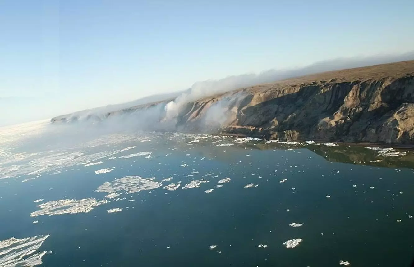 The Smoking Hills ligger øst for Cape Bathurst på Canadas nordvestkyst og blev opdaget af den engelske navigatør John Franklin i 1826. Bakkerne er næsten udelukkende sammensat af brændbar kulbrinteskifer, højst sandsynligt spontant antændt, og derfor har røg hvirvlet over dem i mere end et århundrede.