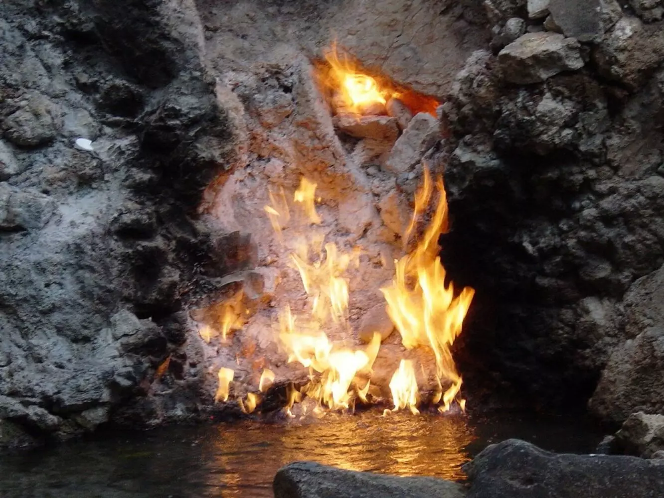 Cave of Fire and Water i Taiwan er faktisk ikke en hule, men en klippe med en rig kilde til metan beliggende nær en muddervulkan. Underjordisk gas har brændt i omkring tre hundrede år, og for et par århundreder siden nåede den en højde på tre meter.