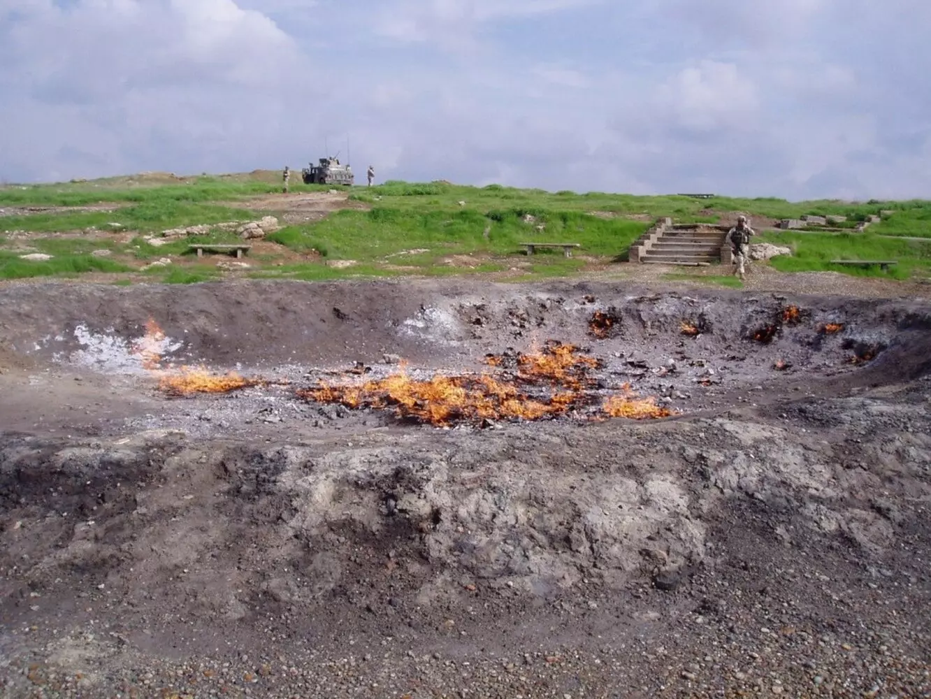 Baba Gurgur waa goob shidaal oo weyn oo u dhow magaalada Kirkuk ee dalka Ciraaq. Gubashada wali maaha saliid, laakiin gaas - laakiin ugu yaraan 4 kun oo sano. Dabkan daa'imka ah waxaa qoraalladooda ku sheegay Herodotus iyo Plutarch, waxayna u badan tahay inay ahayd "foornada dabka" ee Nebukadnesar uu ku amray saddex dhallinyaro ah in lagu tuuro diidmada inay caabudaan sanamkii dahabka ahaa.