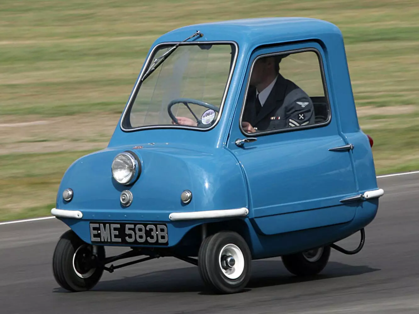 Peel P50 is offisjeel de lytste auto yn 'e wrâld. Dizze lytse jout mar 4,5 pk, en dêrom soe it nijsgjirrich wêze om te sjen hoe't it him gedraacht mei in Hayabusa-motor mei 197 pk. Is it mooglik om op ien of oare manier de ferheging fan macht te beskeadigjen troch guon patetyske 44 kear?