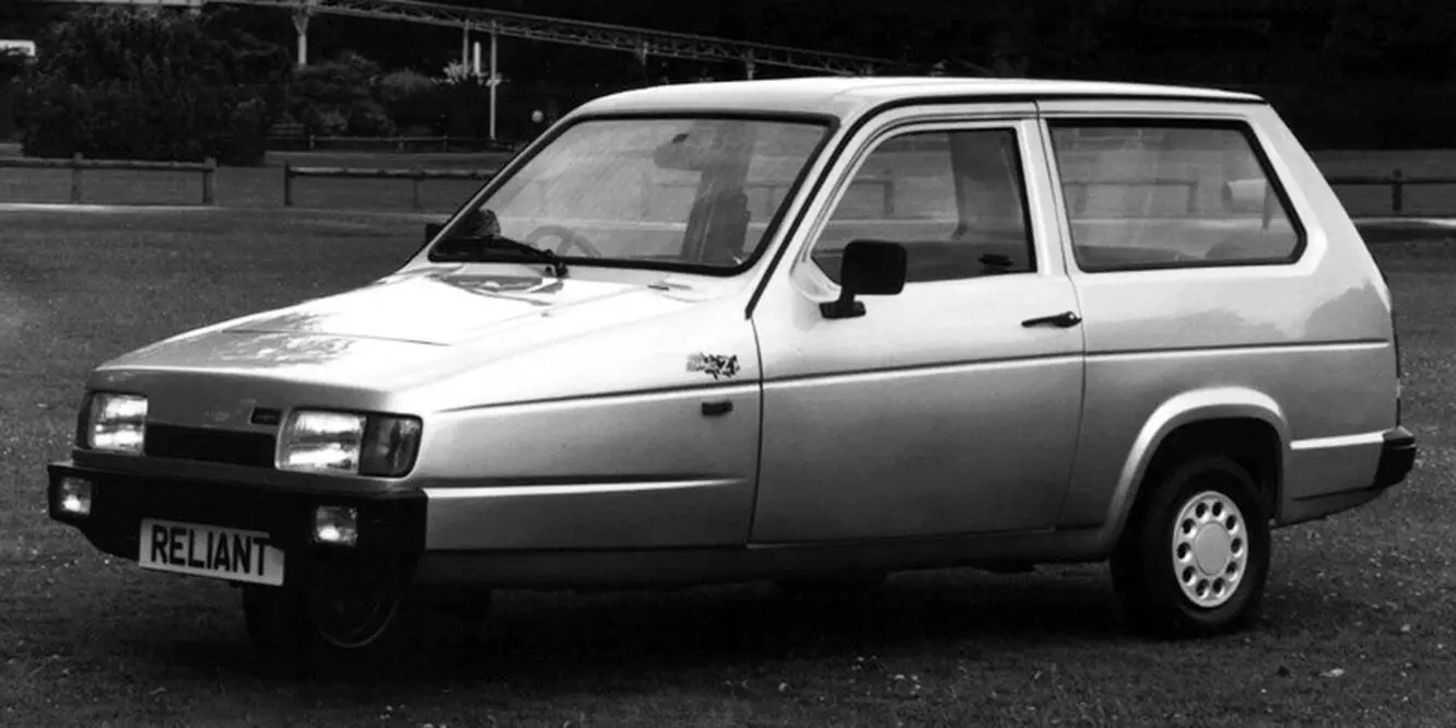 The 1975 Reliant Robin 850 imapanga 40 hp yokha. Koma Kawasaki H2R yokhala ndi supercharger imayikidwa m'chipinda chake cha injini - komabe, zotsatira zake zitha kukhala zothamanga kwambiri kwa dalaivala (potengera kuwongolera).