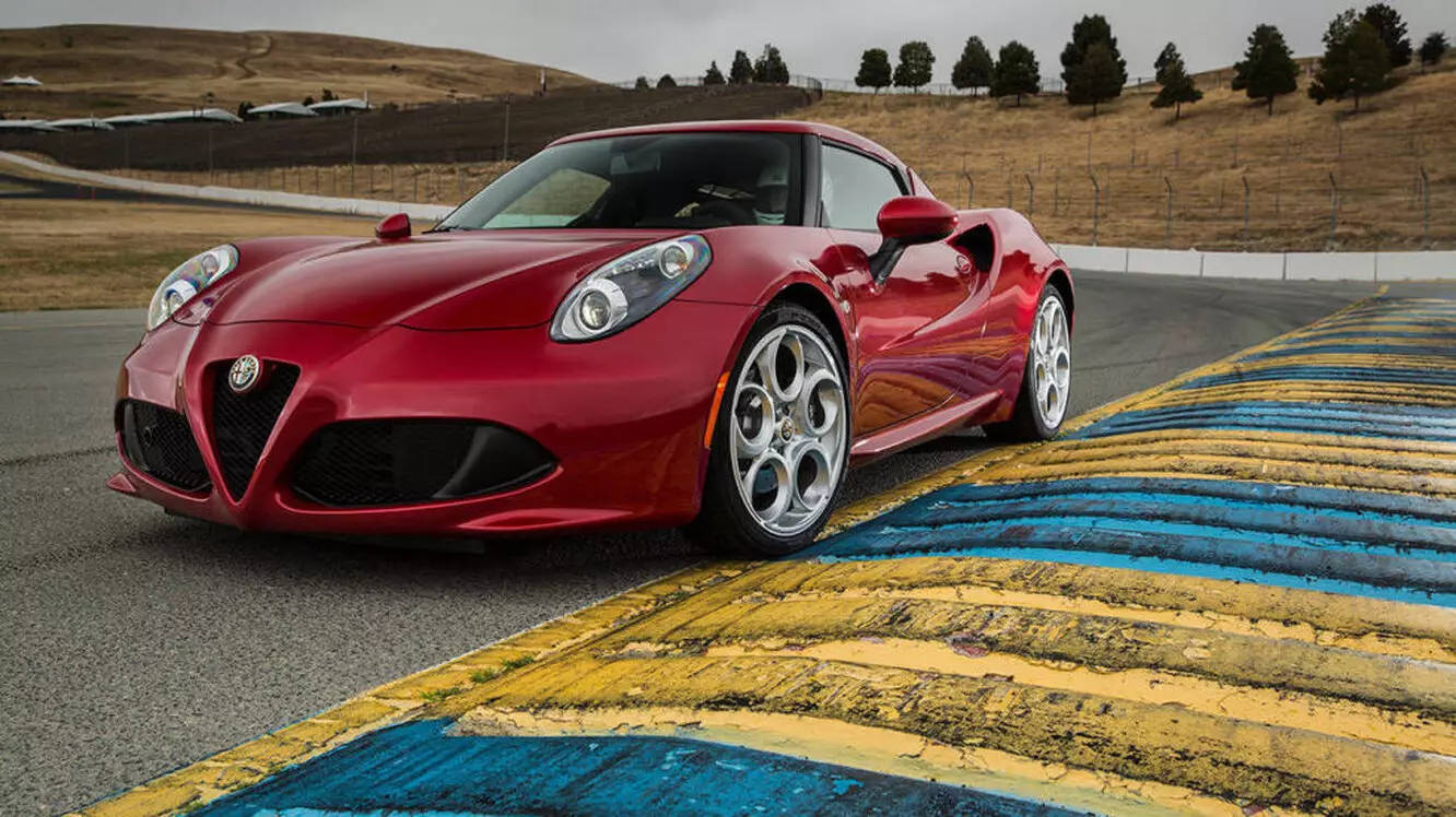 Alfa Romeo 4C laisi awọn iyipada jẹ ọkọ ayọkẹlẹ ere idaraya ni iwọntunwọnsi pipe. Yangan ati aṣa, niwọntunwọnsi nla, jiṣẹ 237 hp. Sibẹsibẹ, ni awọn ọran nibiti o nilo agbara afikun, o ṣee ṣe pupọ lati fi Kawasaki H2R sori rẹ.