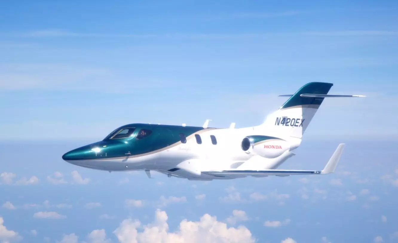 HondaJet HA-420 se yon avyon jè bimotè. Honda, nan prensip, pa janm pozisyone tèt li sèlman kòm yon konpayi machin. Pou egzanp, nan Etazini yo te kòmanse kòm yon konpayi motosiklèt, epi kounye a yo pwodwi dèlko, ponp motè ak tondèz pou tout moun. Men, yo pa t 'atann yon avyon nan men yo, ak nan bon jan kalite ekselan.