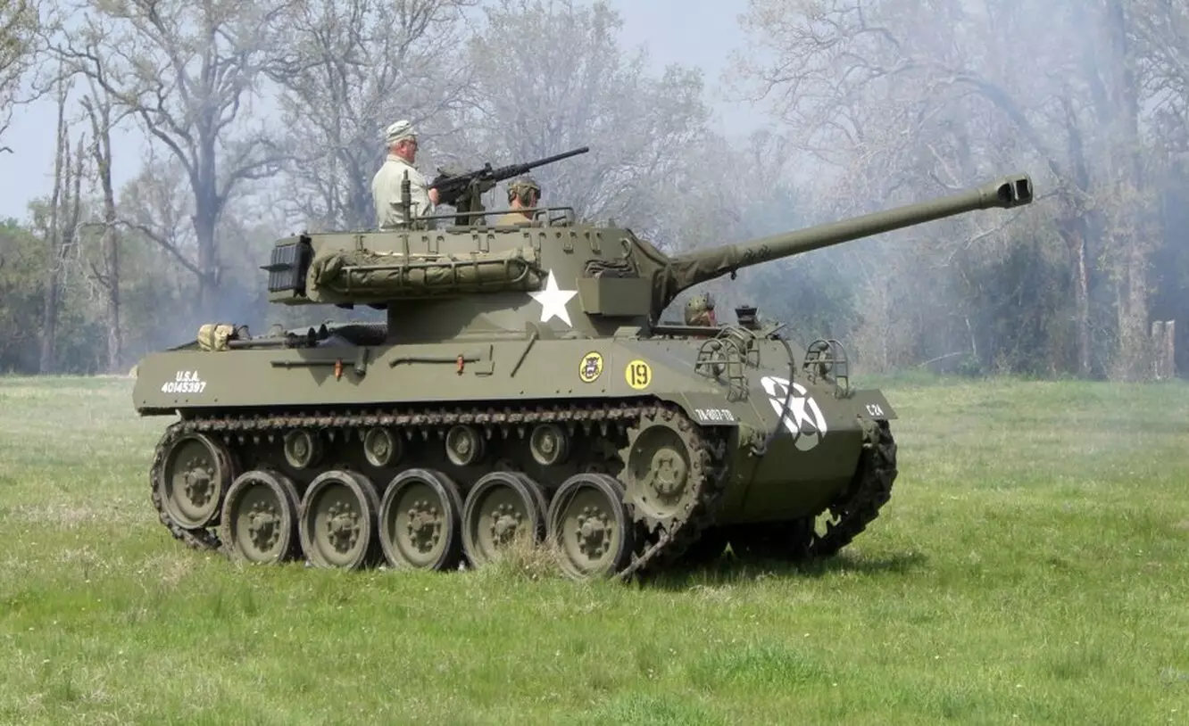 Hakyky Hellcat M-18 özi ýöreýän ýarag, 1944-nji ýylda Buick atly başga bir awtoulag kompaniýasy tarapyndan döredildi. Bu enjamyň hereketlendirijisi ilkibaşda uçar üçin niýetlenipdi, ýöne netijede M-18-iň sagatda 88 km tizlenmegine mümkinçilik berdi. Hellcat, ýokary tizligi we güýçli 75mm ýaragy sebäpli Germaniýada nemes sowutly ulaglaryna garşy üstünlik gazandy.