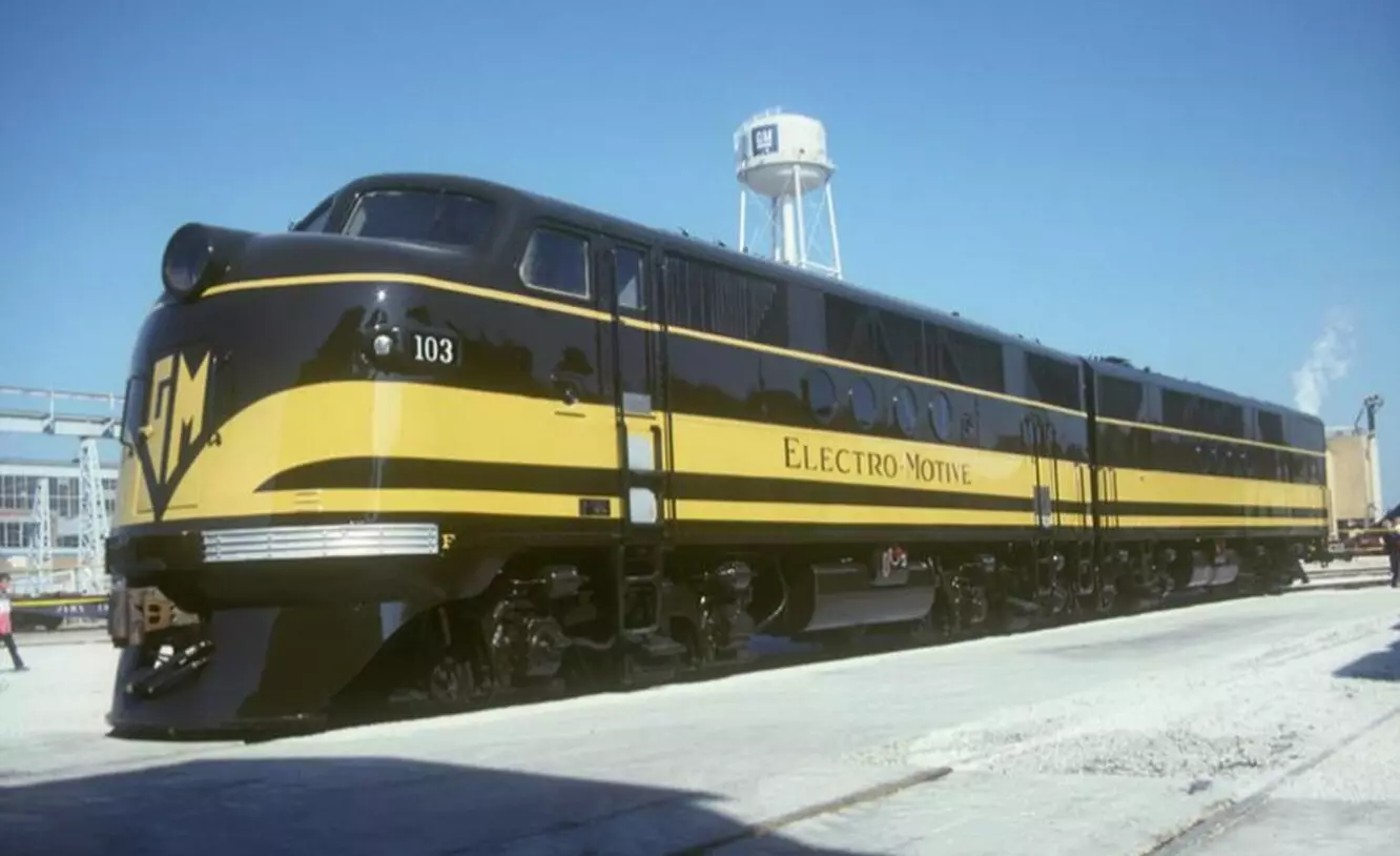 Il GM EMD FT 103 Demonstrator è un treno a tutti gli effetti della General Motors, che un tempo serviva la giusta causa per dimostrare la superiorità dei motori diesel rispetto a quelli a vapore. Locomotive simili furono prodotte dalla fine degli anni '30 e durante gli anni della guerra. Nel 1954 erano state vendute circa 15mila locomotive diesel e le locomotive a vapore erano finalmente diventate un ricordo del passato.