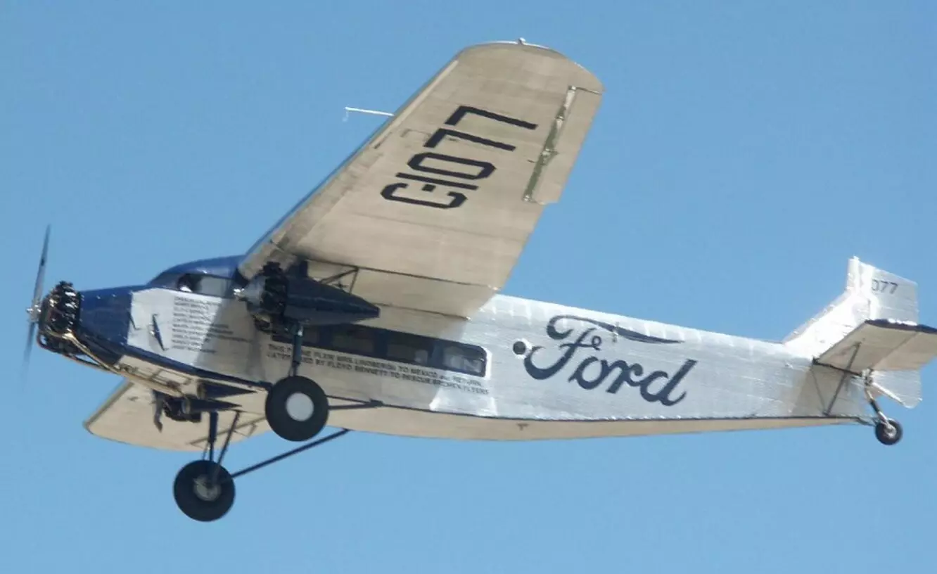 Ford Trimotor - Genri Fordyň Birinji Jahan Urşy gutarandan soň awiasiýa işine maýa goýmak synanyşygy. “Trimotor” nemes “Fokker” -iň dizaýnyndan ylham aldy we 1926-njy we 1933-nji ýyllar aralygynda 199 öndürildi. 4-AT-yň irki wersiýasy iki uçarman we sekiz ýolagçy üçin döredildi, 5-AT on üç adamy alyp biler.