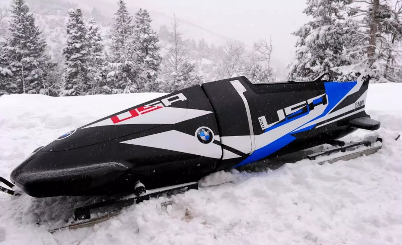 BMW bobikelgu kasutas Ameerika koondis olümpiamängudel vanade, tubli paarkümmend aastat vananenud autode asemel. Selle süsinikkiust imeloomade ilma rooli või mootorita tootmiseks kulus BMW kogu tehniline jõud.