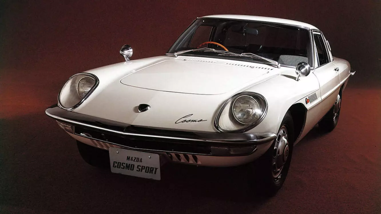 1967 Mazda Cosmo. Sivik û xweşik, destwerdana hêja, yekem otomobîla Mazda ya bi motorek zivirî. Tesbîtkirina şêwaz û teknolojiya dema xwe ye.