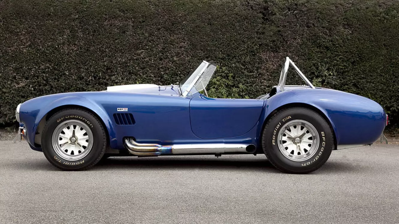 1965 Shelby Cobra 427. Zonke iimoto ezinkulu zisalinganiswa ngemigangatho yale moto - uyilo lwamabhongo kunye nesantya esikhulu. UShelby Cobra yintsomi yokwenyani yexesha layo.