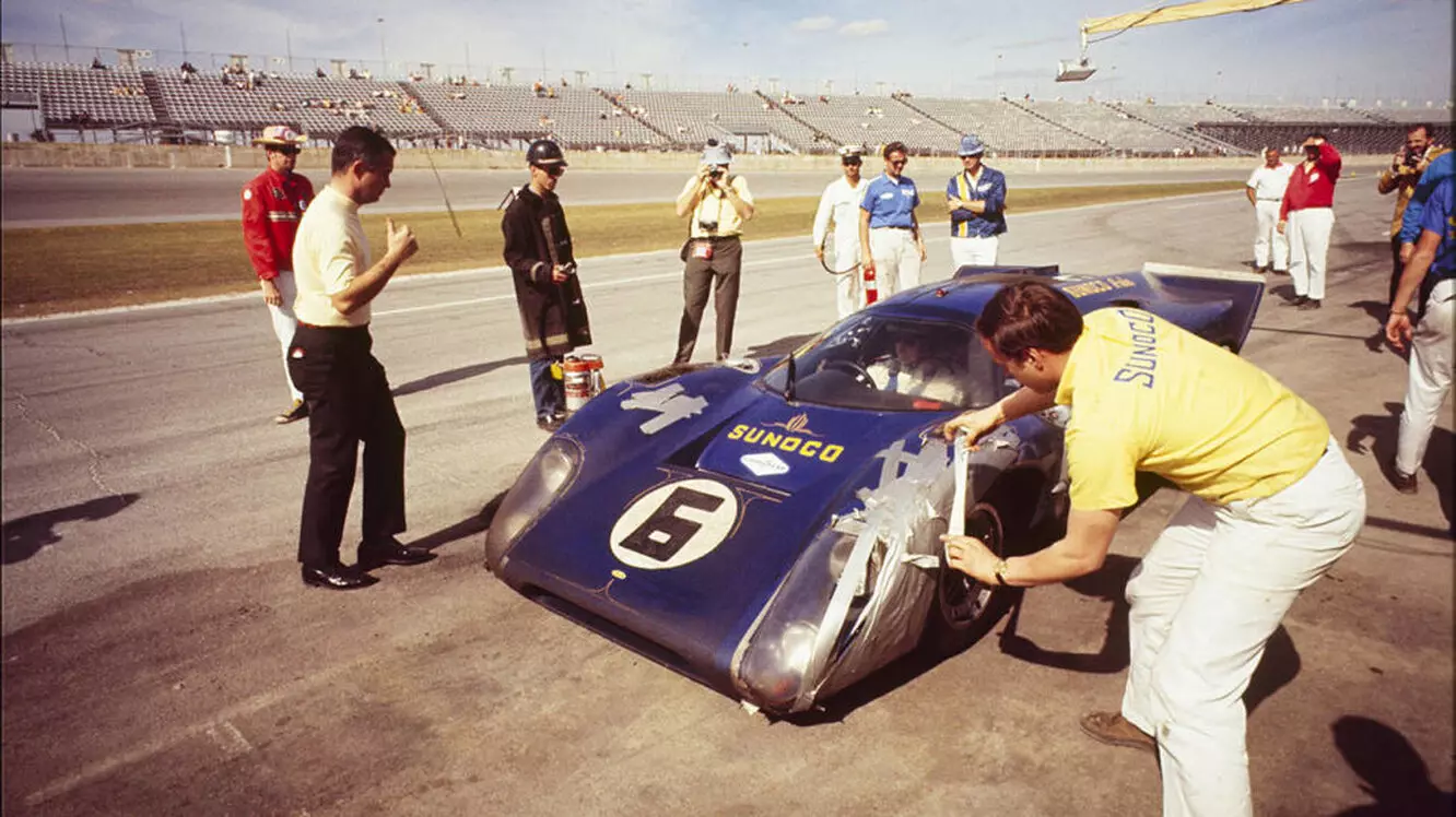 1969 Lola T70. Lola setgħet ma kinitx l-aktar karozza tat-tlielaq, iżda d-disinn tagħha ispira għadd ta’ segwaċi u jibqa’ mfakkar minn eluf ta’ subien li jpinġu karozzi fil-marġini tan-notebooks tagħhom.